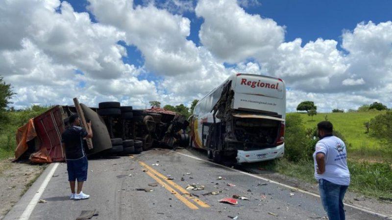 Acidente entre ônibus da Regional que vinha para Paulo Afonso e carreta ...